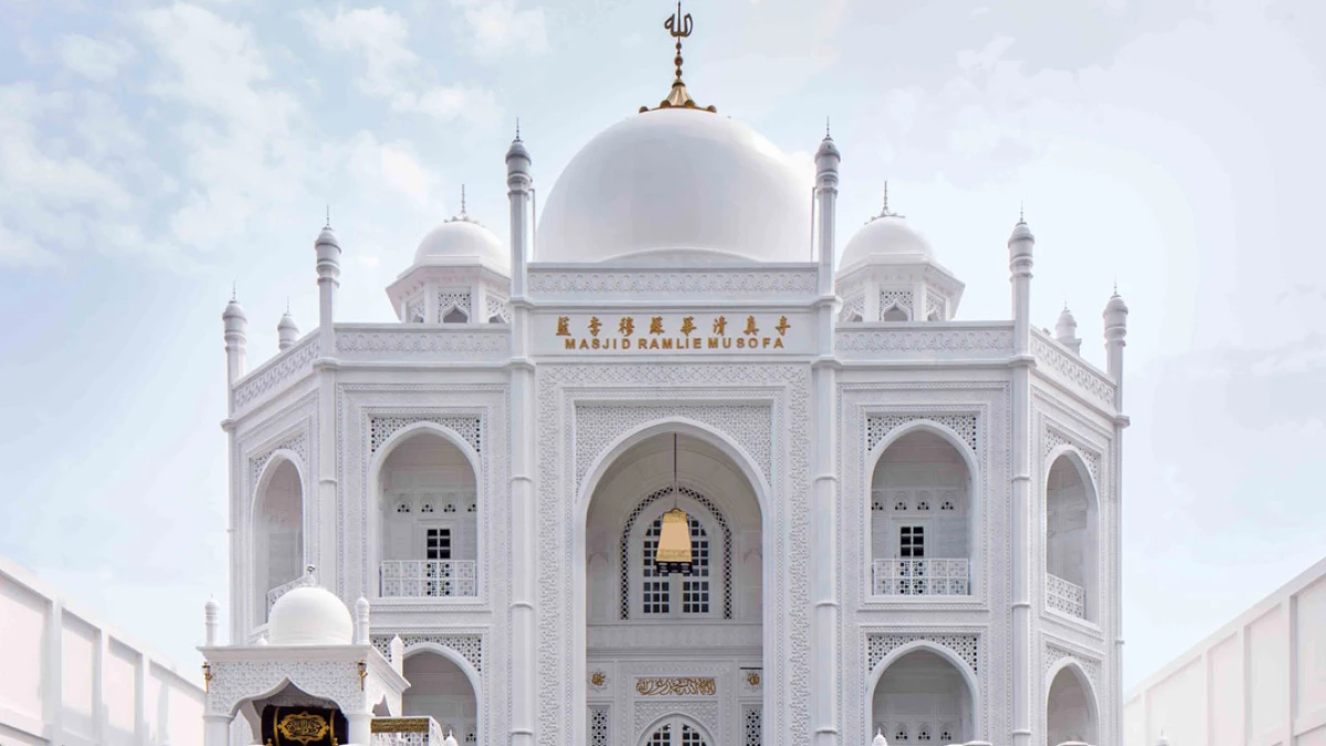6 Hal Menarik Masjid Ramlie Musofa, Masjid Megah yang Satukan Tiga ...